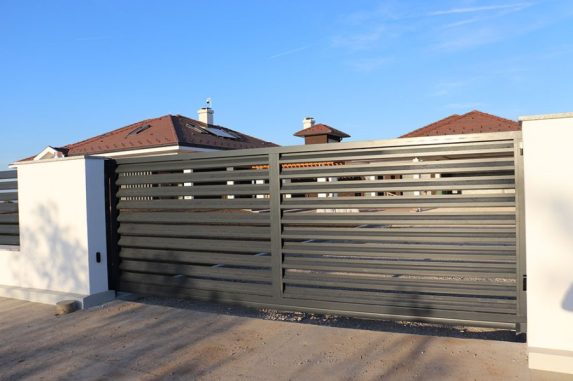 Aluminijumske kapije za dvorište I Dvorišne kapije Cena I Roleta